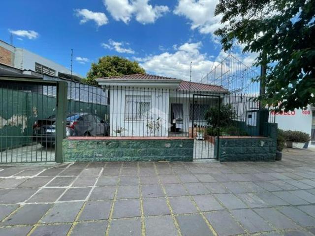 Ampla casa térrea no bairro Cristal 3 dormitórios pátio com jardim, quiosque campeiro e vagas pa