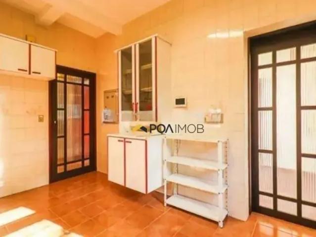 Ampla casa 03 dorm. Suíte e 03 vagas no coração do bairro petrópolis