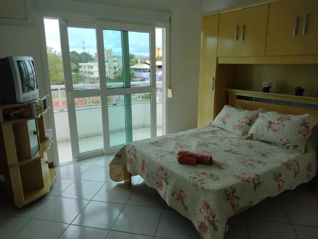 Ampla cobertura com piscina