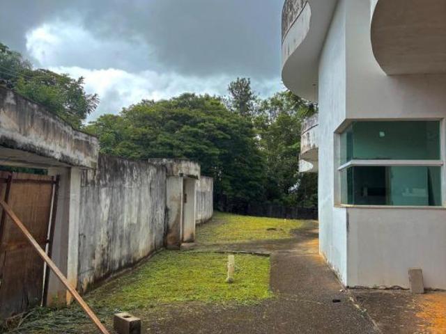 Ampla e espaçosa casa situada na parte alta e nobre do bairro Santa Marta