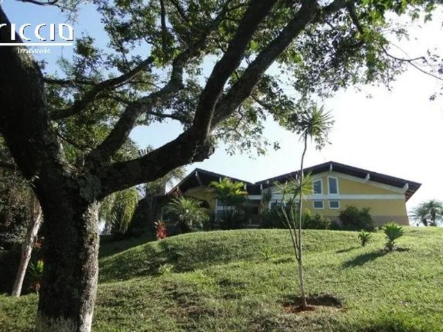Ampla mansão com 1000 m2 de área construída com 4 dormitórios sendo 2 suites