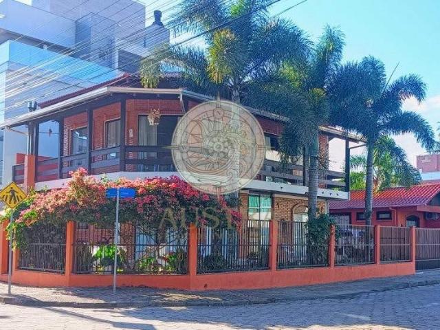 Ampla residência de esquina pertinho do mar!