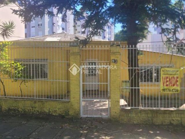 Ampla residência em Rua Calma e arborizada, atrás do Hospital Cristo Redentor. Terreno de 522m²