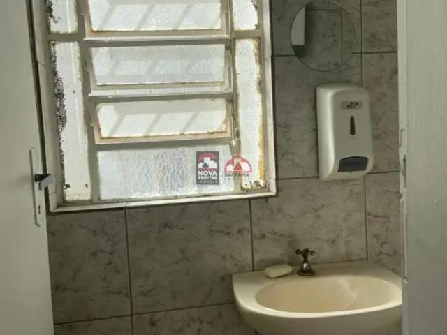 Ampla Sala Comercial com 4 Ambientes no Centro? Ideal para Seu Negócio!