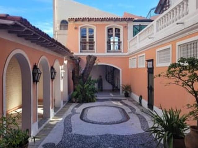 Ampla suíte individual com varanda privativa em linda casa