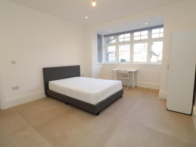 Ample double bedroom in Enfield Has a Room