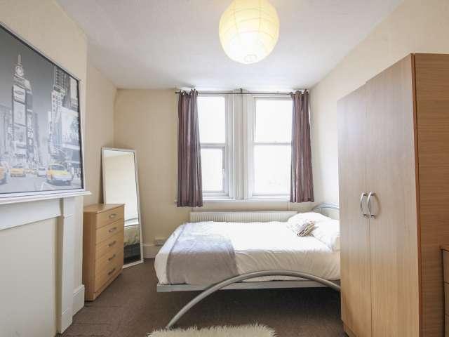 Ample room in 8 bedroom flat in Kilburn, London