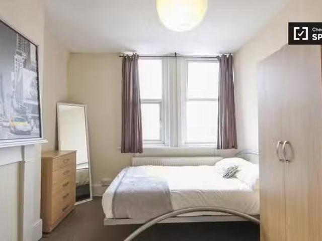 Ample room in 8 bedroom flat in Kilburn, London