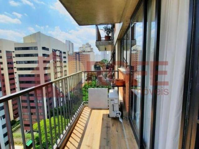 Amplitude e aconchego em living integrado na Vila Madalena