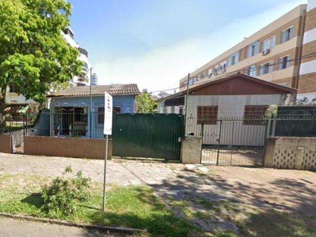 Amplo terreno com 03 casas + estacionamento, 1.382,80 m2 no miolo do bairro!