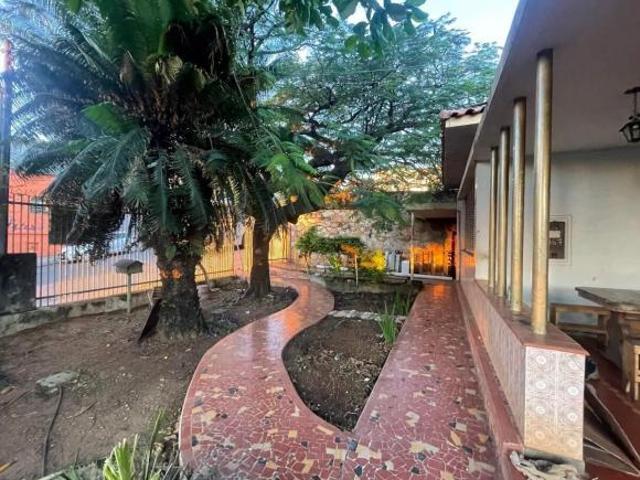 Amplo terreno com casa aconchegante de 3 quartos à venda