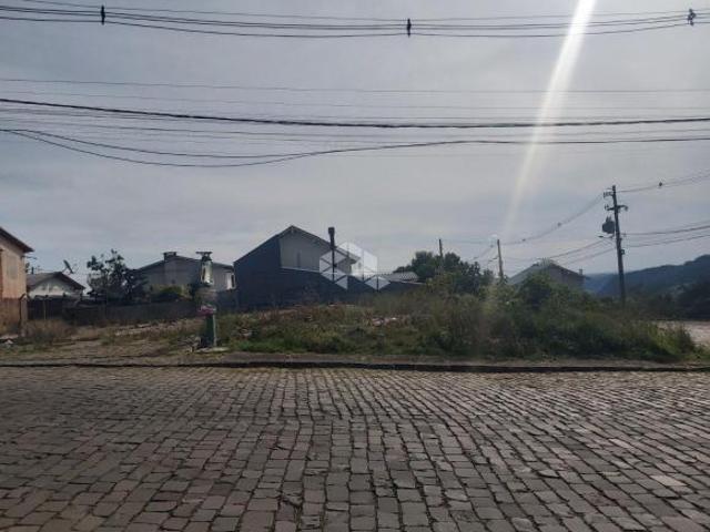 Amplo terreno de esquina