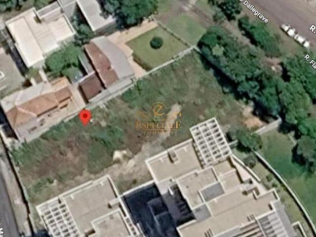 AMPLO TERRENO DE 1.929 M² À VENDA NO CABRAL EXCELENTE LOCALIZAÇÃO