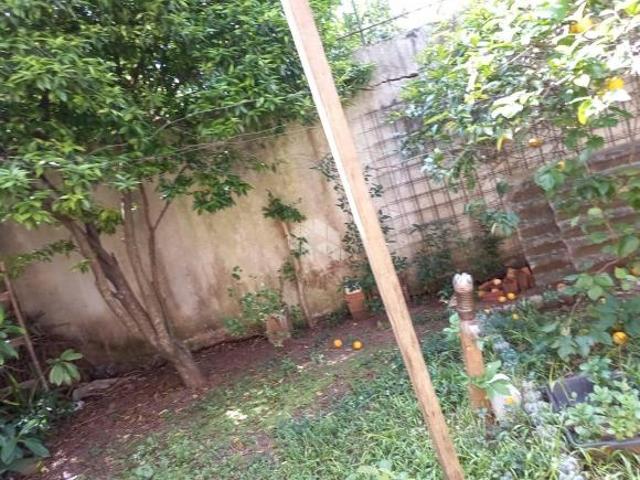 Amplo terreno em declive com uma casa para reforma