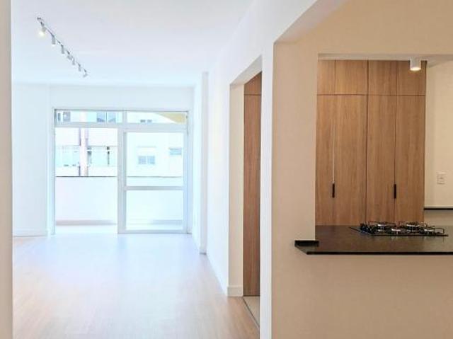 Amplo apartamento 140m² de área útil na rua Santos, Edifício Acácias