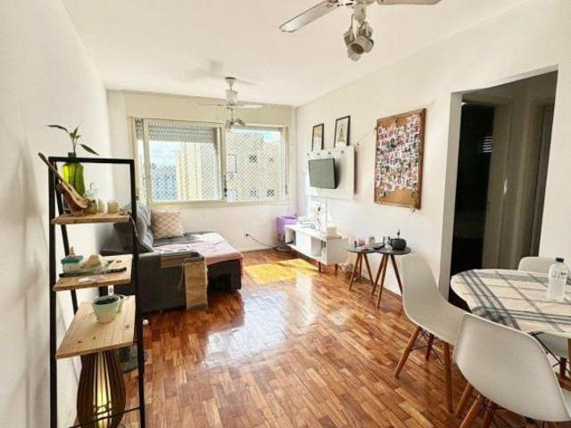 Amplo apartamento 2 quartos, 2 banheiros e vaga coberta escriturada na Cristiano Fischer