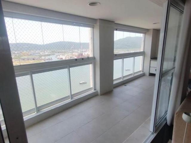 Amplo apartamento 3 suítes, com esplêndida vista ao Mar !