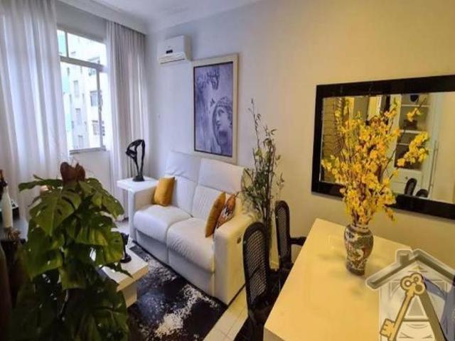 Amplo apartamento a uma quadra da Praia, no coração do Gonzaga!