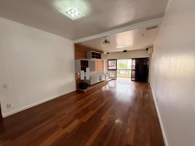 Amplo apartamento à venda na Tijuca! Varandão, sala em 2 ambientes, 3 quartos sendo 1 suíte, banheir
