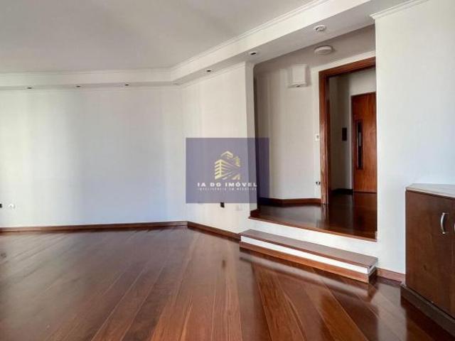 Amplo Apartamento, Á Venda, no Coração de Moema
