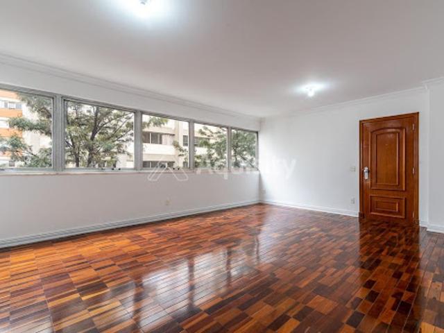 Amplo apartamento com 3 dormitórios com armários sendo 1 suíte, cozinha planejada, área de serviço com armários, sala ampla de estar e jantar
