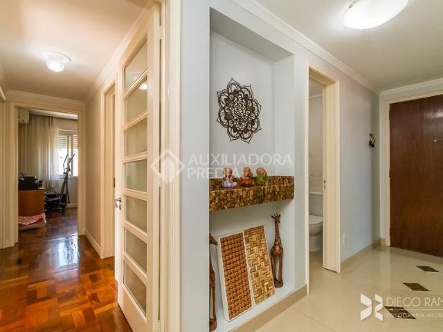 Amplo apartamento com 3 dormitórios e vaga escriturada no Menino Deus