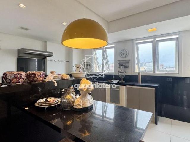 Amplo apartamento com 2 dormitórios e 148 m², no Condomínio Uruguaiana
