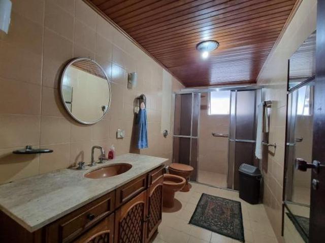 Amplo Apartamento com 4 quartos à meia quadra do Shopping Curitiba Na melhor localização entre os