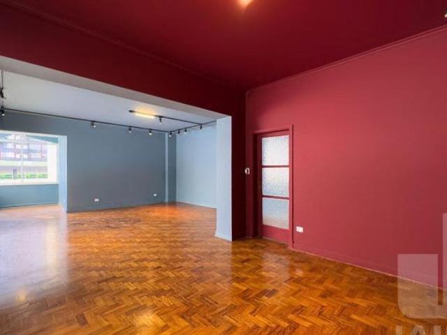 Amplo apartamento com charme clássico e localização privilegiada em Higienópolis