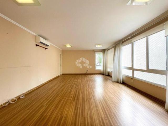 Amplo apartamento com espaçosa sala de estar equipada com churrasqueira, 3 dormitórios, sendo 1 suít