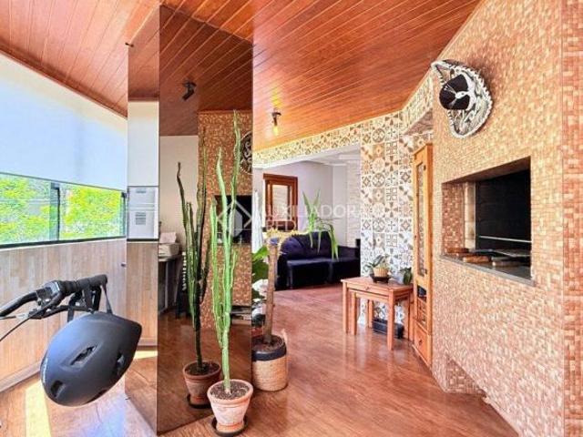 AMPLO APARTAMENTO COM SACADÃO LAREIRA E CHURRASQUEIRA