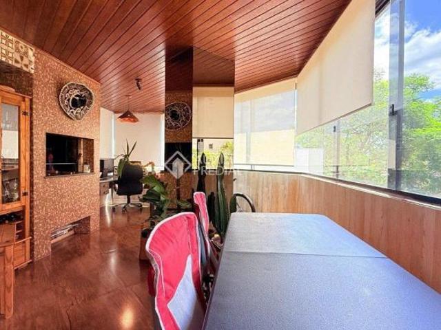AMPLO APARTAMENTO COM SACADÃO LAREIRA E CHURRASQUEIRA