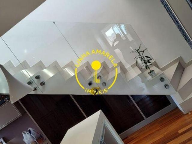 Amplo Apartamento com Varanda, Suíte e Excelente Localização À Venda