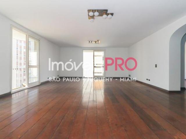 Amplo apartamento, com vista muito agradável e uma planta muito bem aproveitada!
