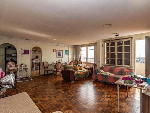 Amplo apartamento de 4 quartos com baixo valor de condomínio!
