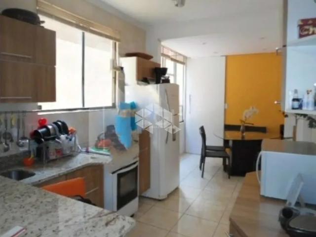 Amplo apartamento de 2 dormitórios, reformado, acabamento em gesso, amplo living, sacada, banheiro