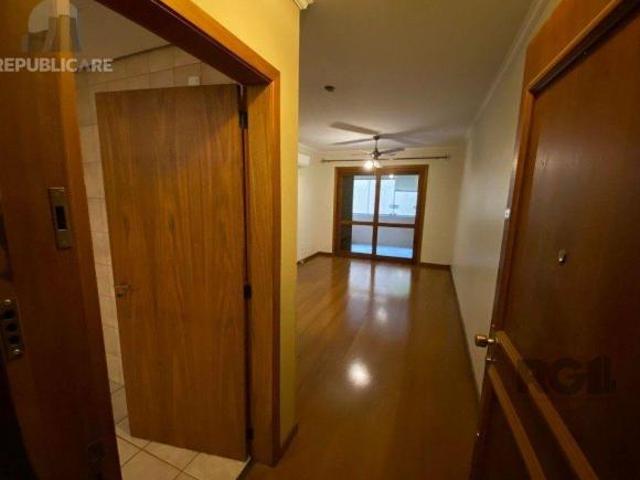 Amplo apartamento de 2 dormitórios no Petrópolis