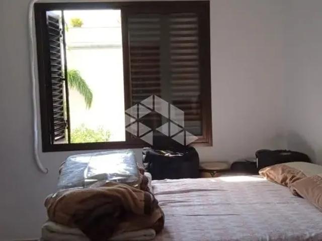 Amplo apartamento de 2 dormitórios com sacada, churrasqueira e lareira