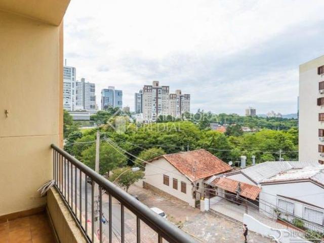 Amplo apartamento de 2 quartos com sacada
