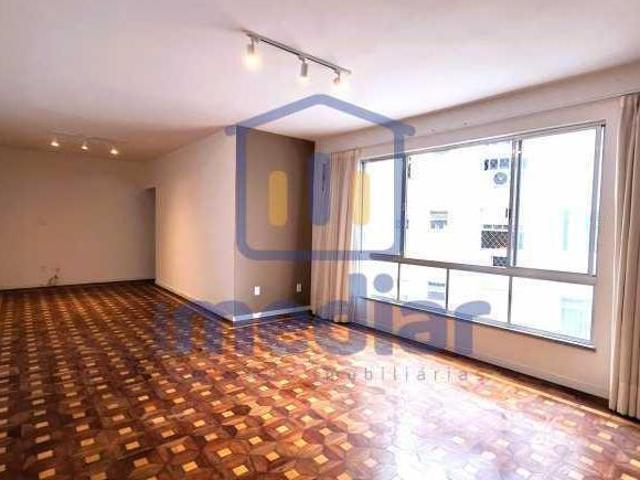 Amplo apartamento de 3 dormitórios, com 1 suíte no melhor ponto da Ponta da Praia !