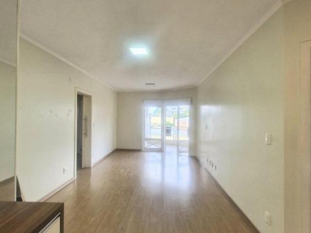 Amplo apartamento de 3 dormitórios com suíte e sacada