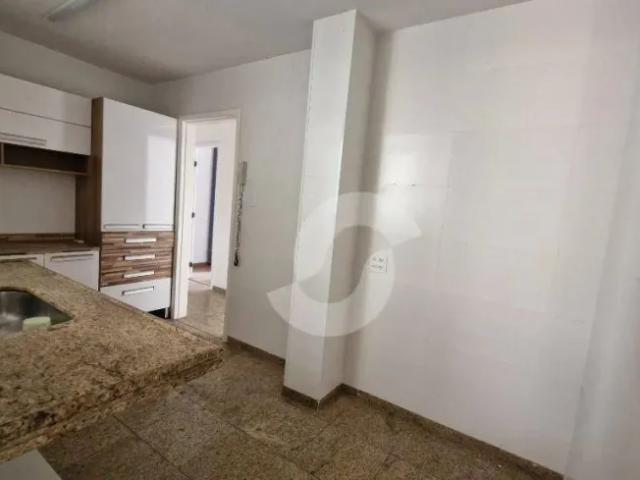 Amplo apartamento de 3 qts, 2 banheiros, boa cozinha, área e 1 banheiro de serviço. O prédio é muito