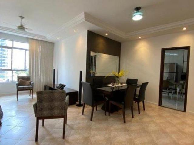 Amplo apartamento de três dormitórios com dependência comple