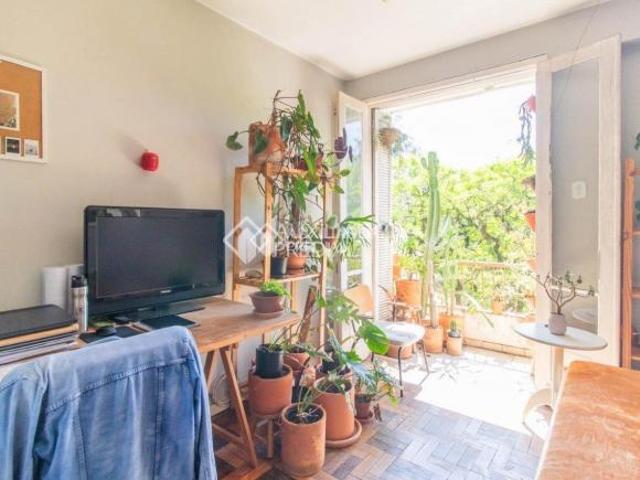 Amplo apartamento em estado original, com 01 quarto, living com sacada, de frente para a Redenção