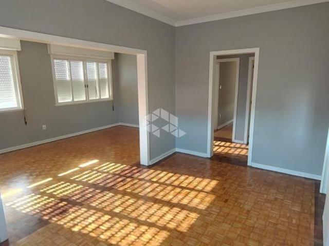 Amplo apartamento na Avenida Bastian!