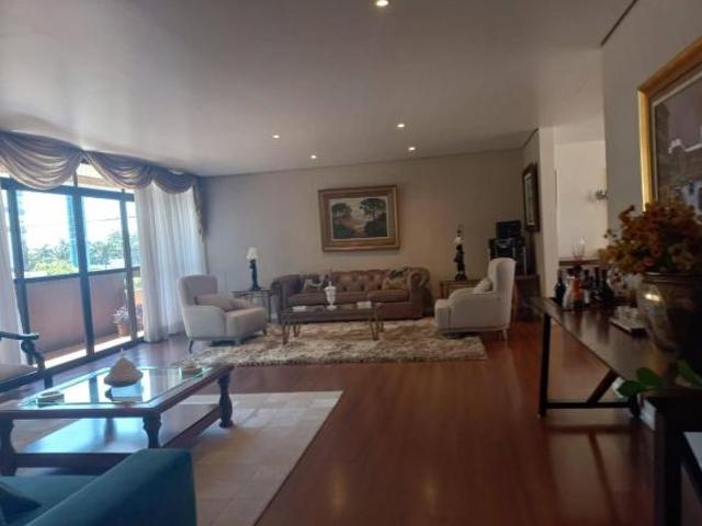 Amplo Apartamento no Cabral Um por Andar R$3.500.000,00