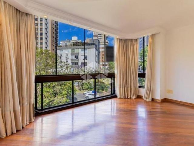Amplo apartamento no coração do bairro Petrópolis