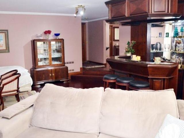 Amplo apartamento no melhor do Batel, ideal para famílias com 4 quartos sendo 2 suítes com hidro