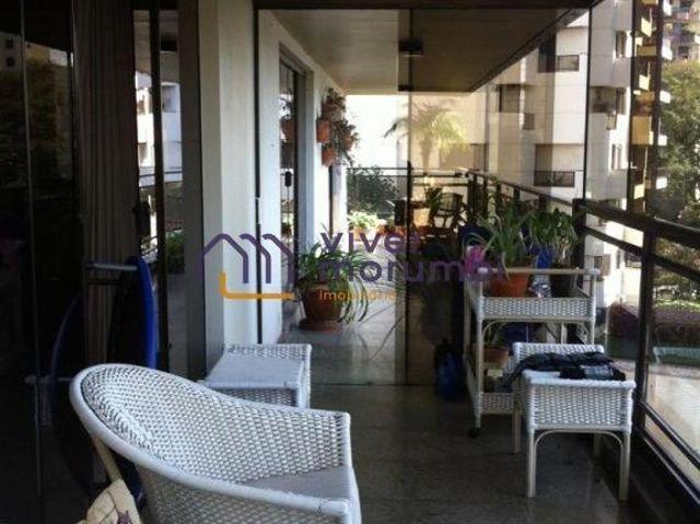 Amplo apartamento no Real Parque, impecável, com 4 dormitórios e 4 vagas de garagem