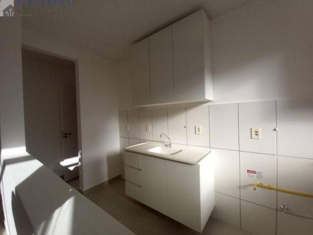 Amplo Apartamento ótima localização com Piso Porcelanato